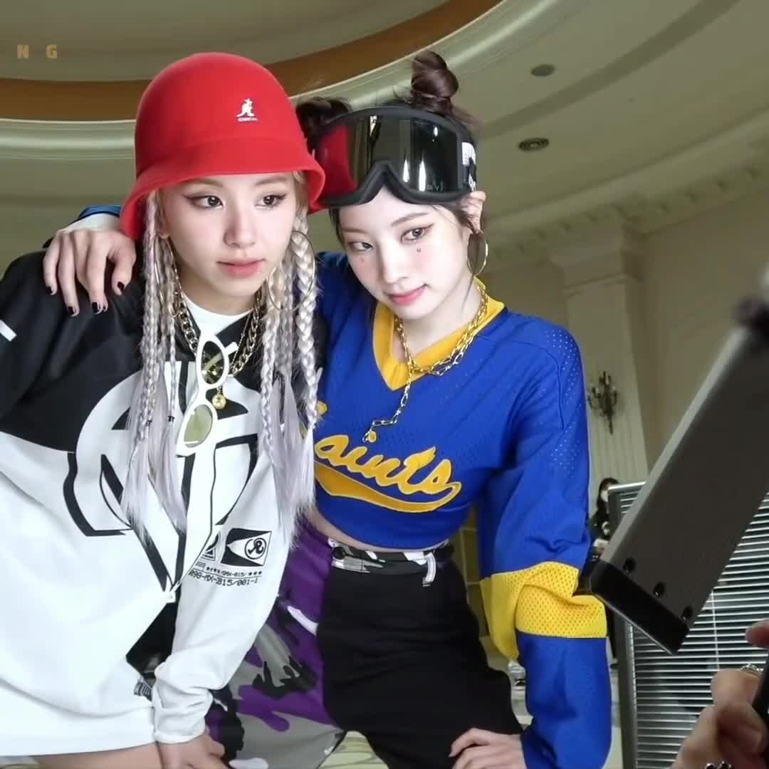 210217 - Chaeyoung and Dahyun posing for the camera | Scrolller
