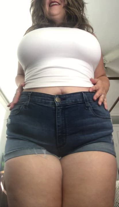 Do you like short busty milfs? | Scrolller