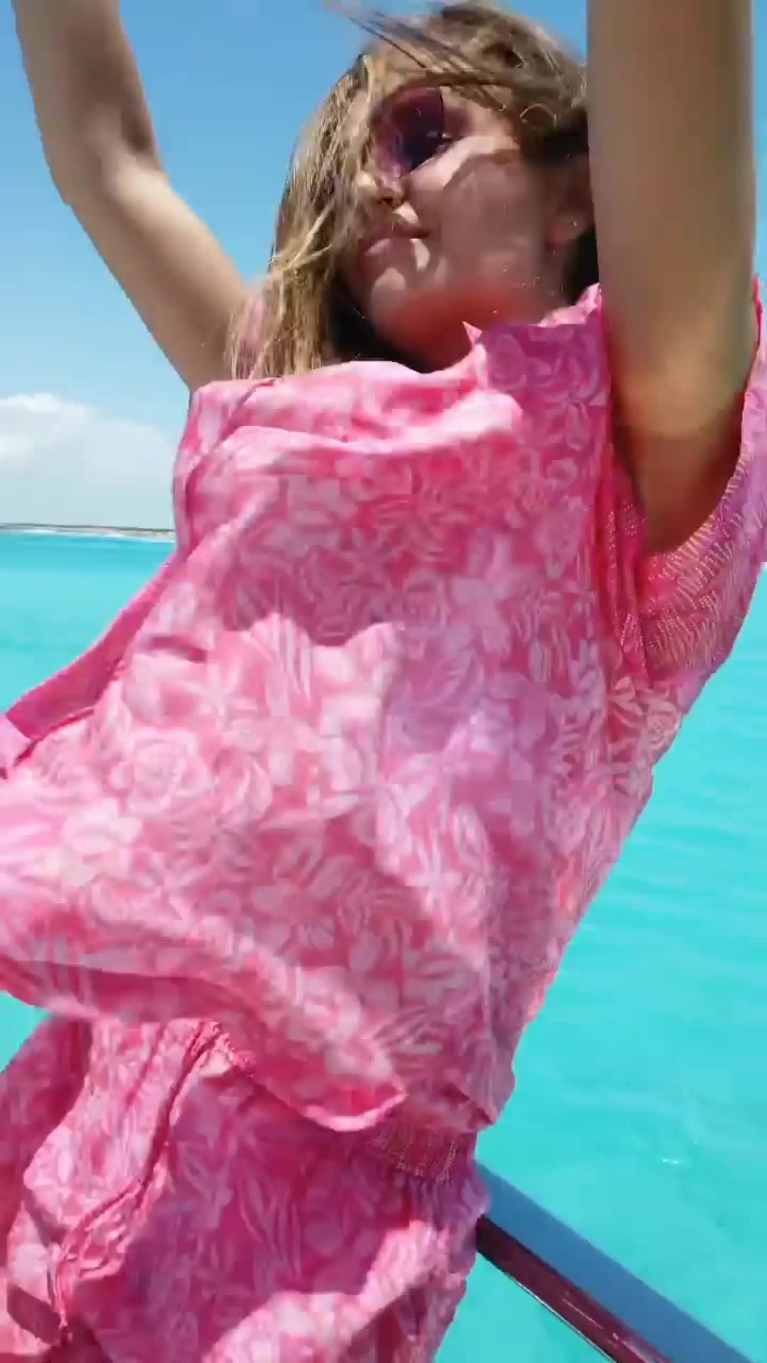 Windy + Sexy | Scrolller