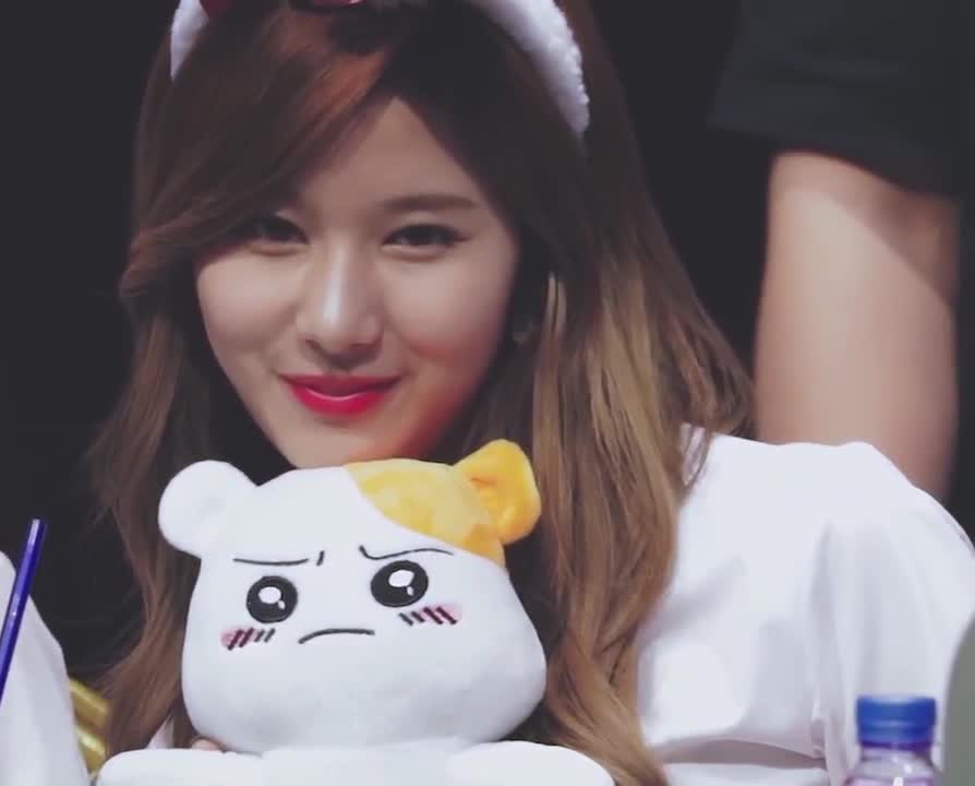 Sana sends you a heart | Scrolller