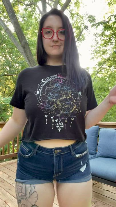 Soooo exhilarating dropping my titties for my neighbor, Brandon hehe 🤭🤫 | Scrolller