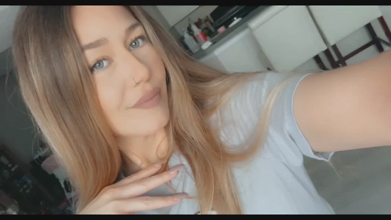 i love walking around with no panties on 😏 | Scrolller