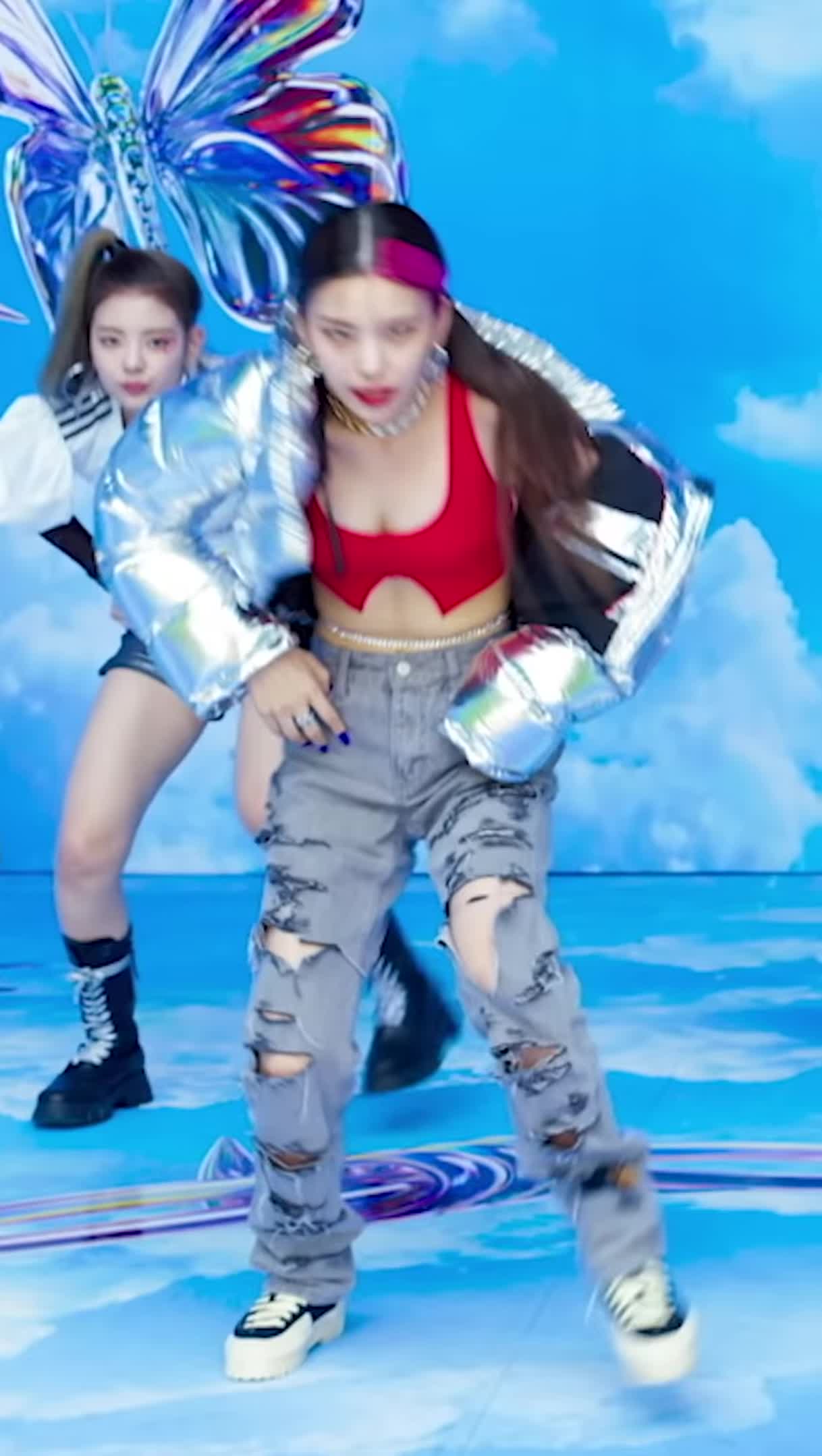 ITZY - Yeji and Chaeryeong | Scrolller