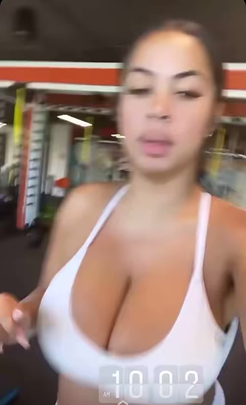 Yasmine Lopez | Scrolller