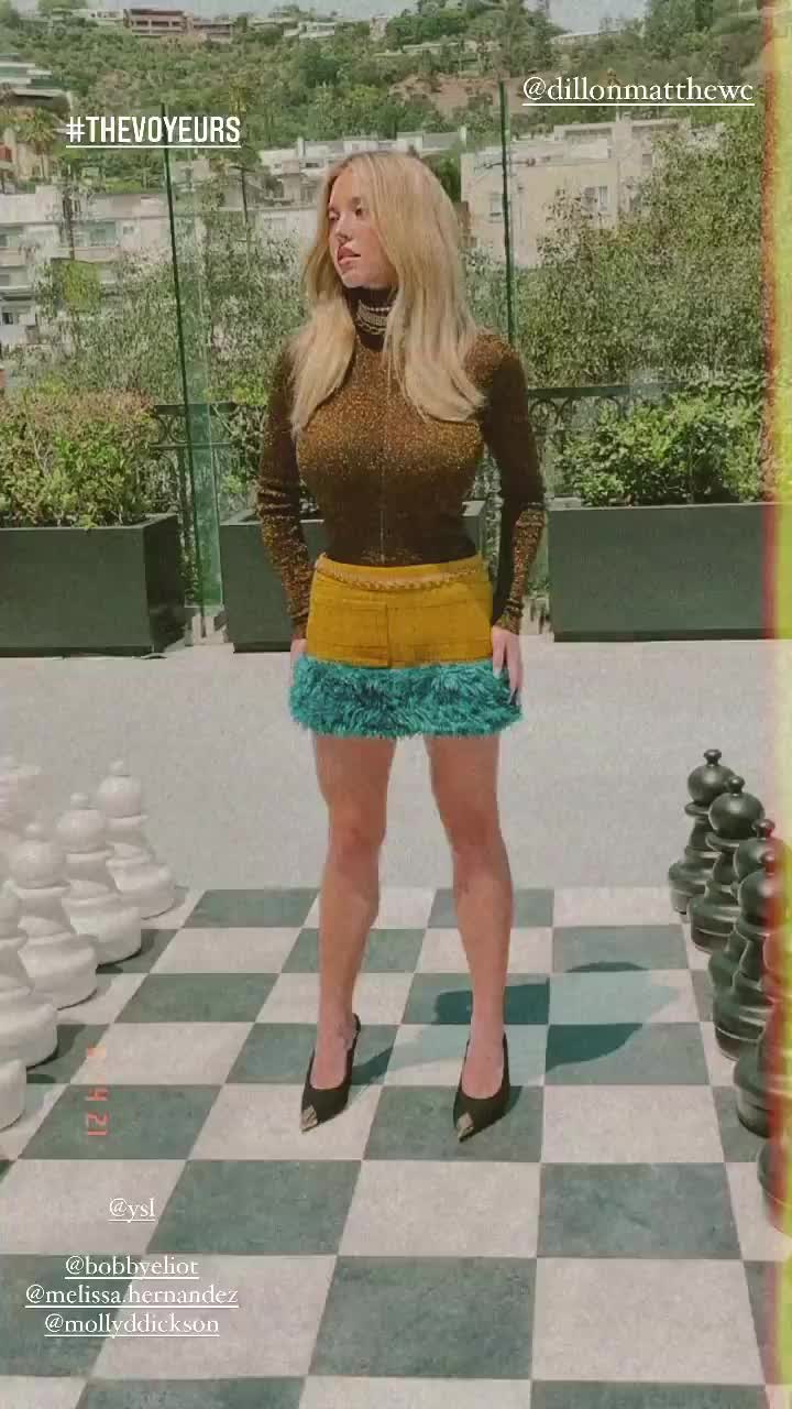 Sydney Sweeney bulging tits in a tight sweater | Scrolller