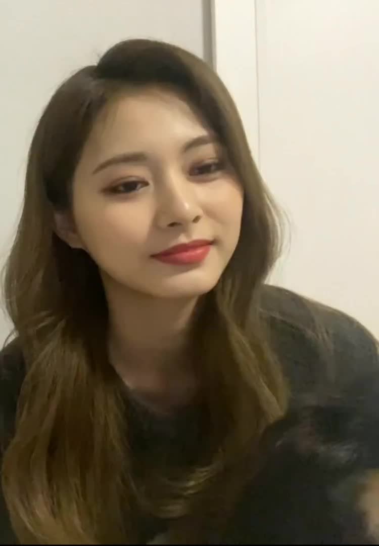 Tzuyu hugs Kaya | Scrolller