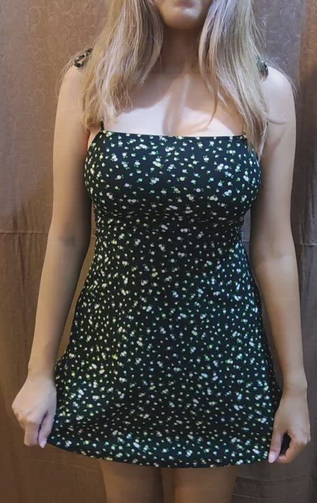 Freeing my boobies from my tight dress 😁 | Scrolller