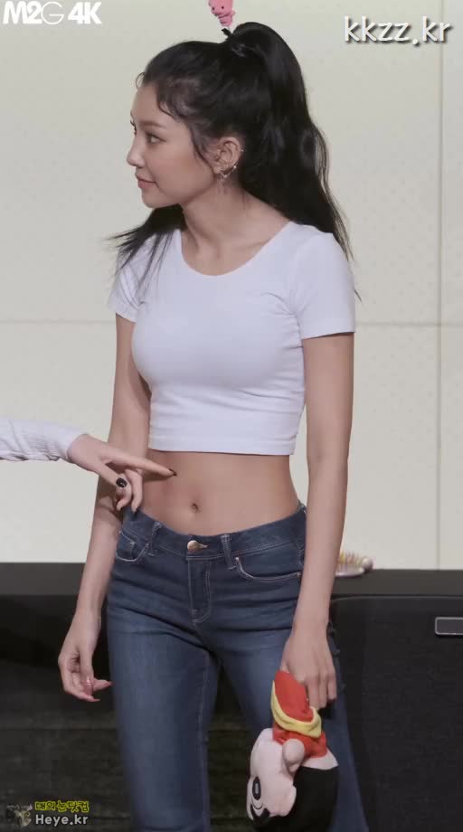 Discover more like KpopSexy: 복근 있는 모모랜드 혜빈 움짤 (MOMOLAND HYEBIN) [매의눈닷컴/heye.kr] GIF by 매의눈닷컴 ...