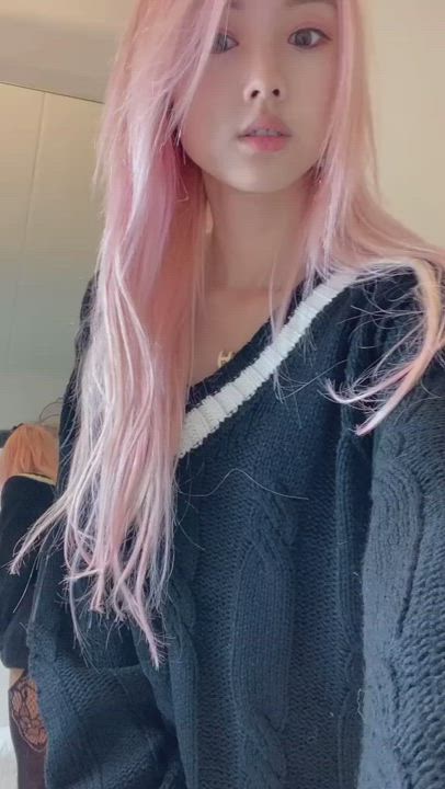 Cute in an oversized sweater | Scrolller