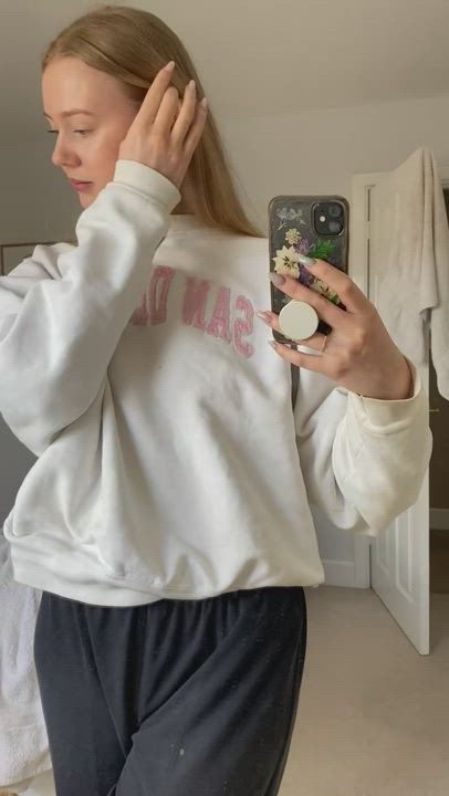 This is more of a titty fall, it’s hard to do this with one hand 😩 | Scrolller