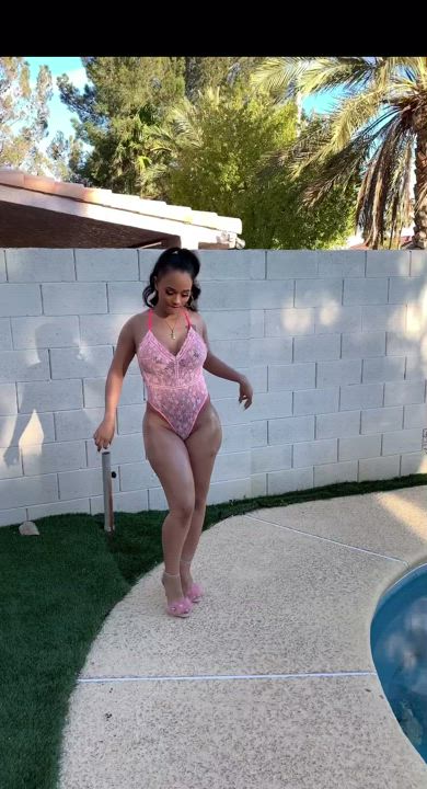 Sexy walk | Scrolller