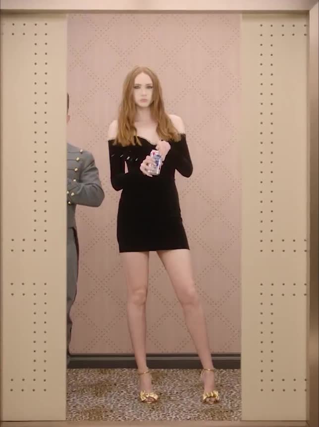 Karen Gillan | Scrolller