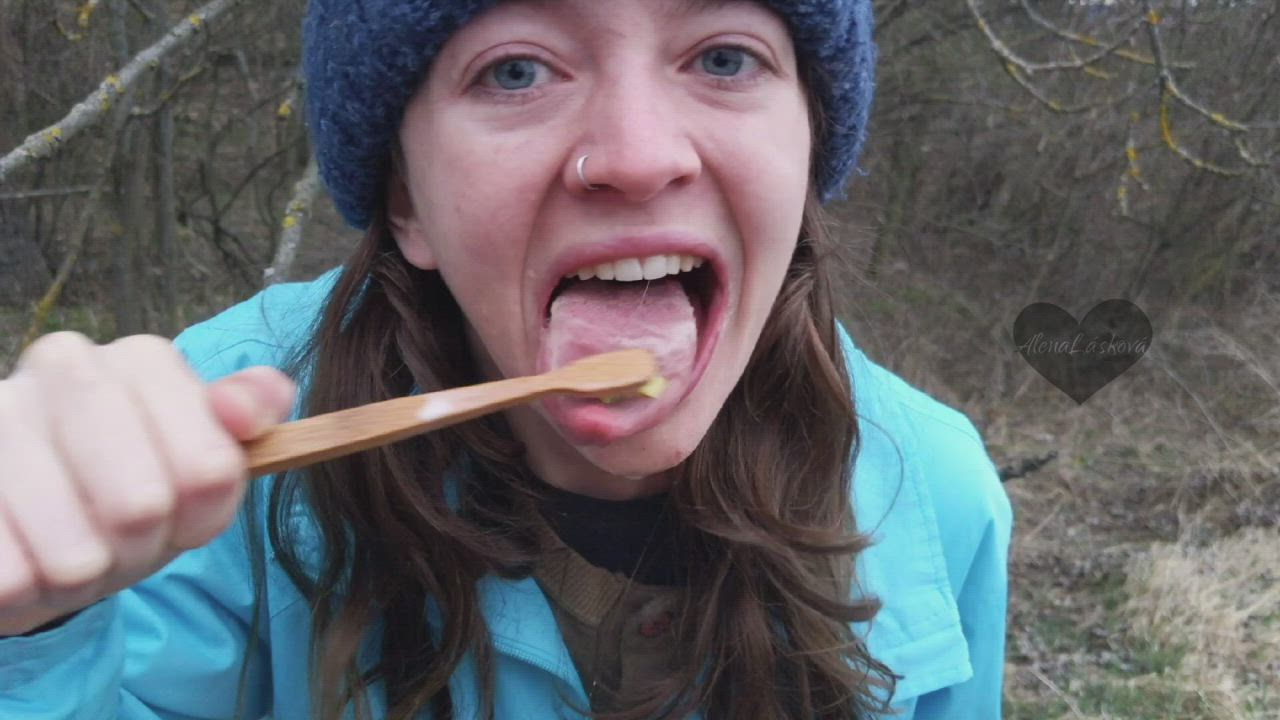 Next time you're brushing your teeth, remember to brush your tongue ;) | Scrolller