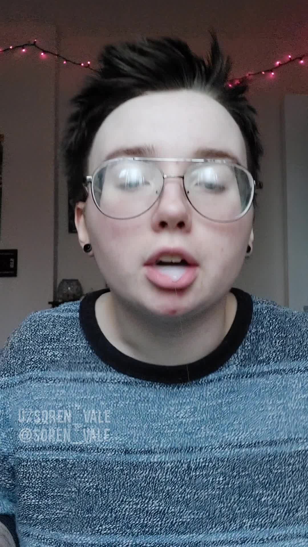 I want your attention | Scrolller