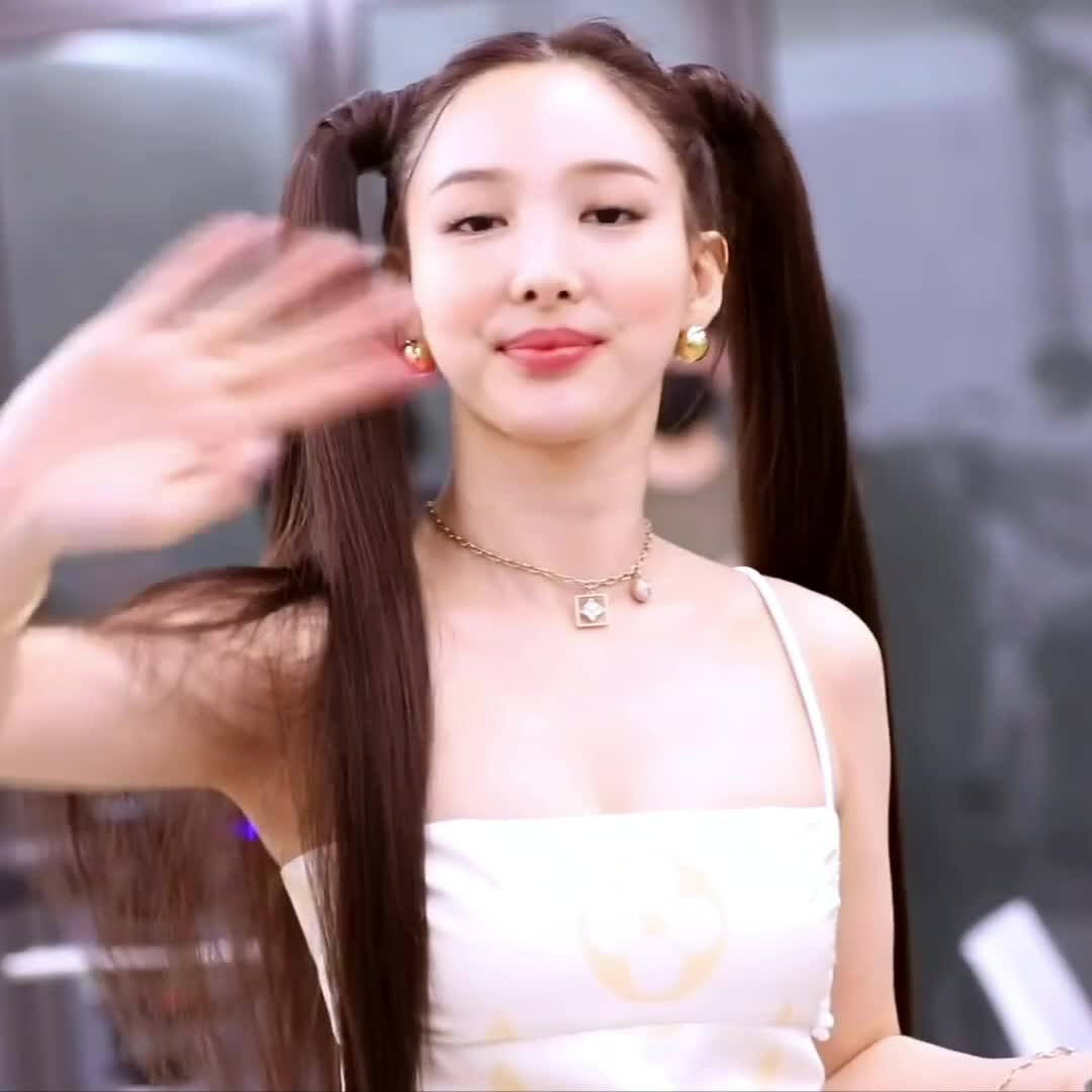 210414 - Pretty Nayeon | Scrolller