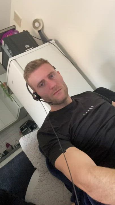 Giving my boyfriend a helping hand while he works from home 😜😈😈 full vid on the link on my page ...