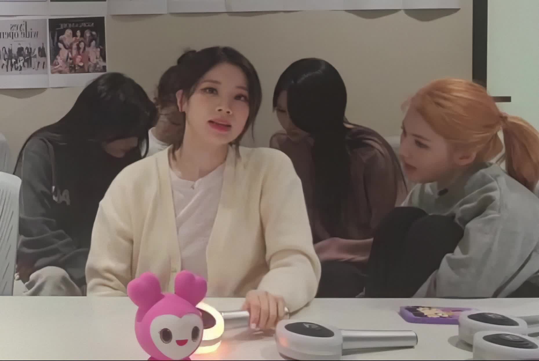 210410 - Dahyun and Sana singing (+ Jihyo, Nayeon and Mina) | Scrolller