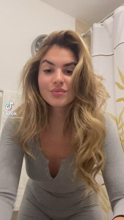 Emely twerking in new TikTok | Scrolller