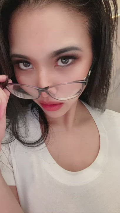 Who likes a girl in a white tshirt? 😈 | Scrolller