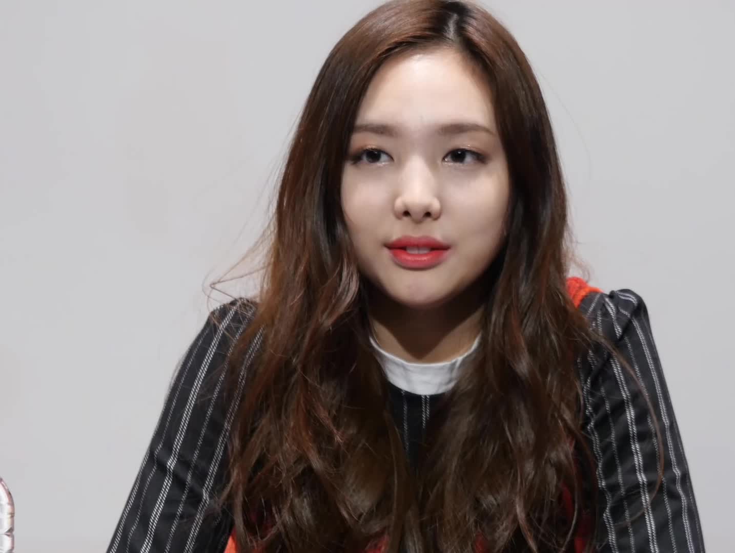 Bunny chomps on marker | Scrolller