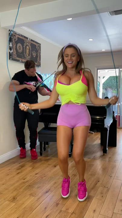 When a bimbo tries cardio | Scrolller