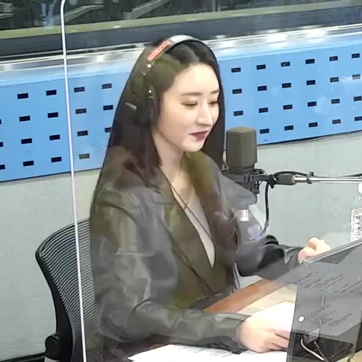 SuA dancing to Odd Eye | Scrolller