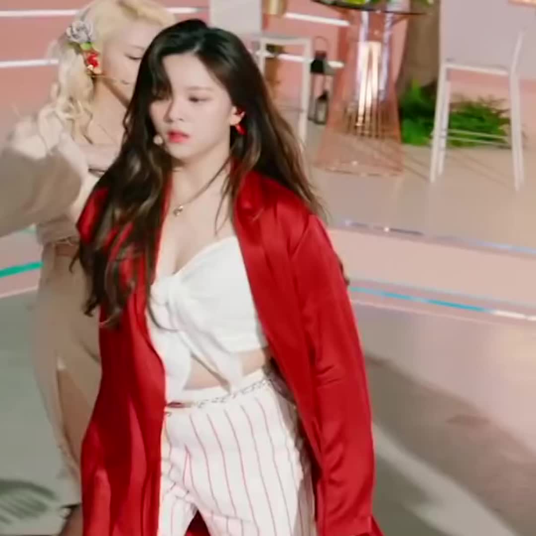 Jeongyeon - long hair, red robe, white top, red striped pants, ellen, alcohol free performance ...