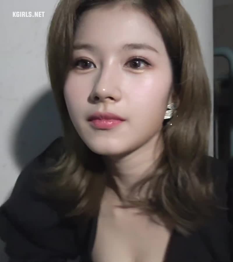 Sana - black top, close up | Scrolller