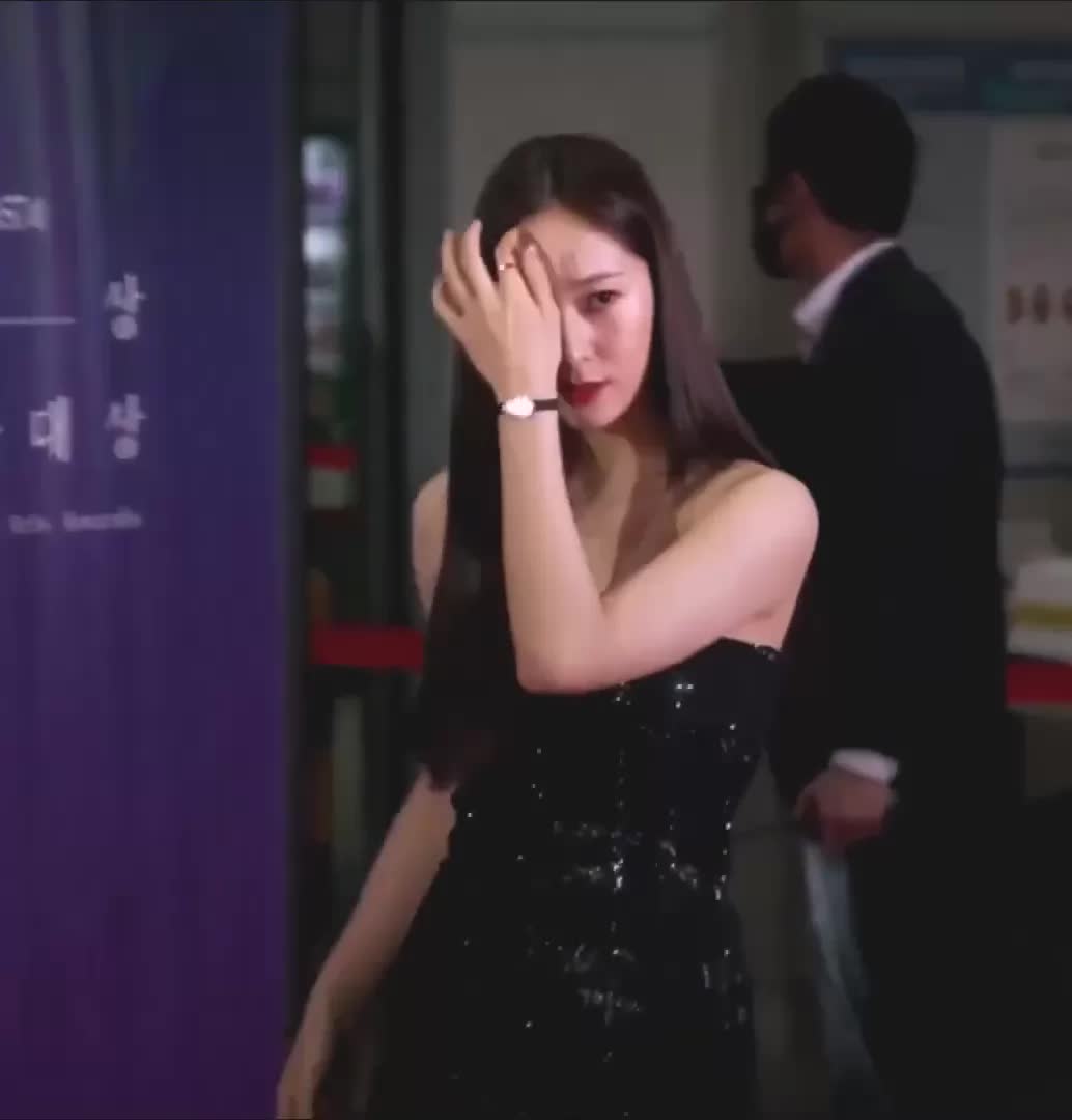 krystal - Sexy in black at Baeksang Arts Awards | Scrolller