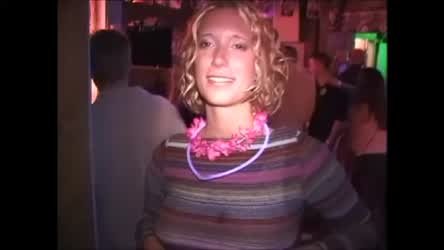 Hottie flashing at the bar! | Scrolller
