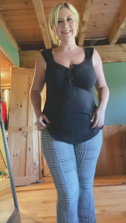 I hope my mombod gets you hard this morning | Scrolller