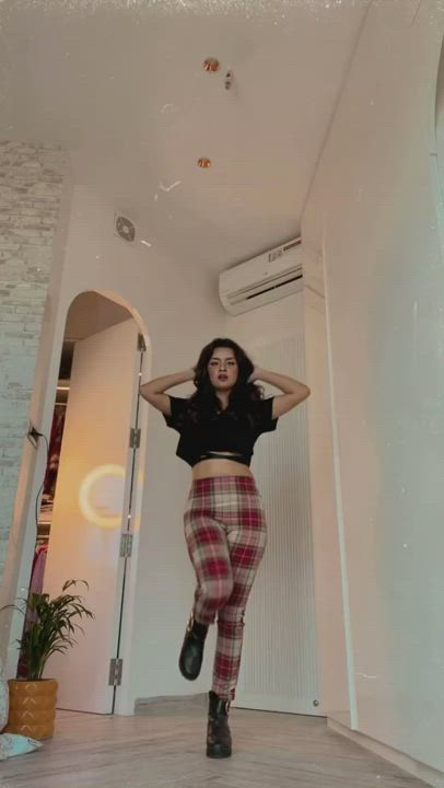 The view from between her legs must be amazing | Scrolller