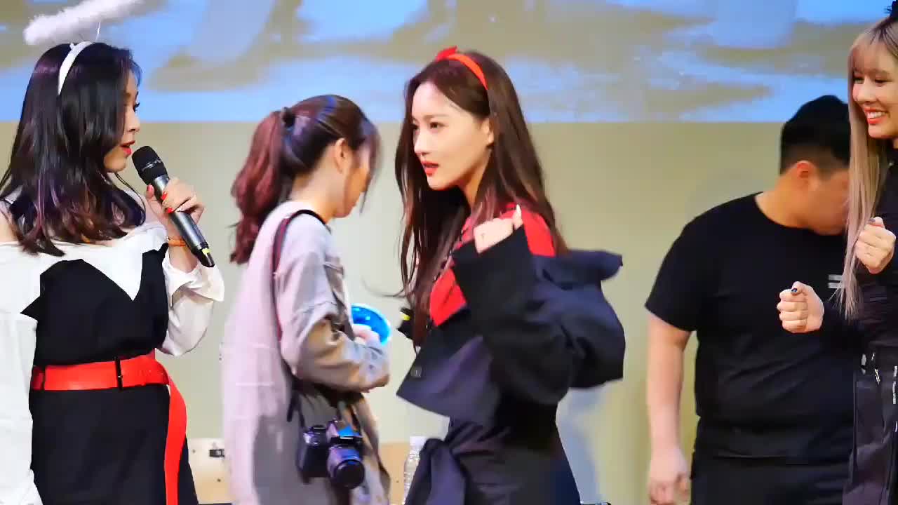 How to put on your jacket by Siyeon | Scrolller