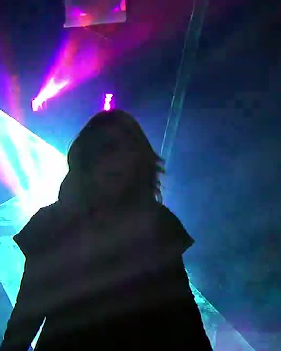 Making her entrance | Scrolller