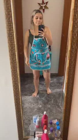 A little twerking whille cleaning up | Scrolller