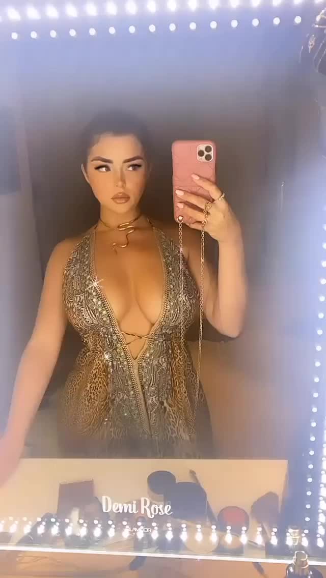 Sexy Mirror Cleavage | Scrolller