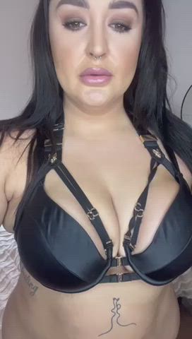 My natural boobs are way too big for this little bra…time to set them free! [f] 🤭🤭 | Scrolller