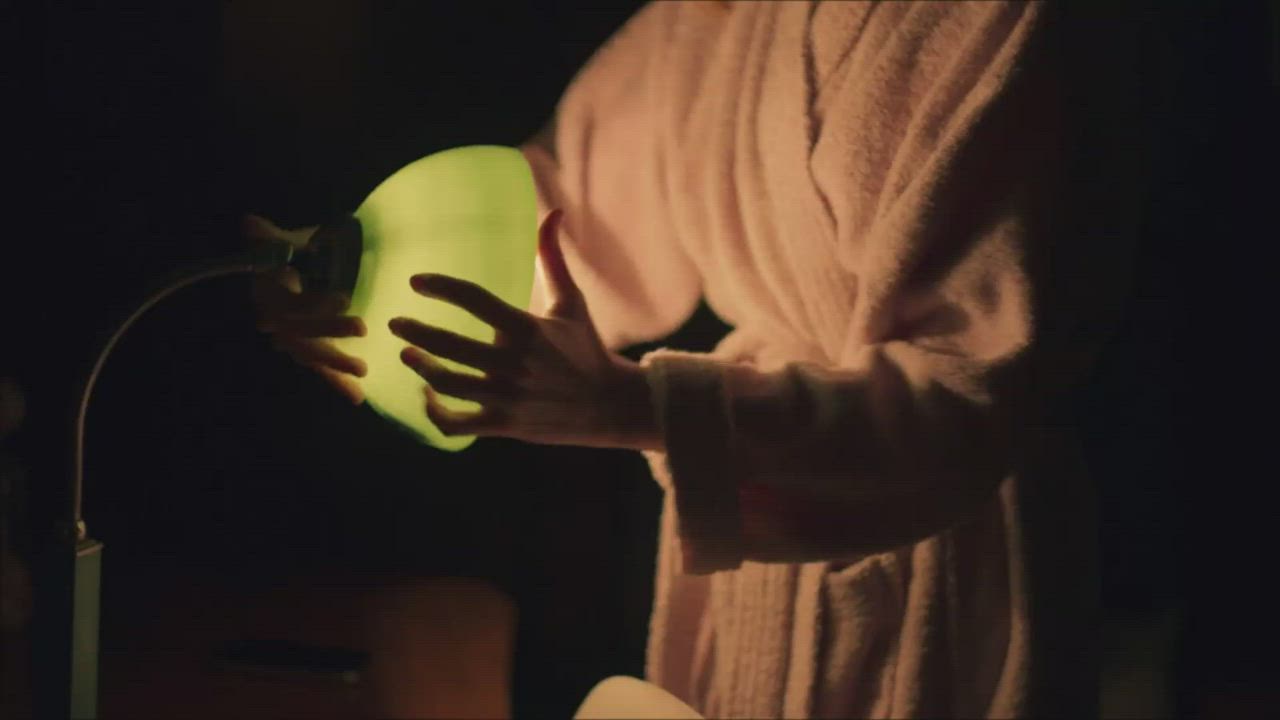 DAISY EDGAR-JONES taking nude selfie in NORMAL PEOPLE (2020) | Scrolller