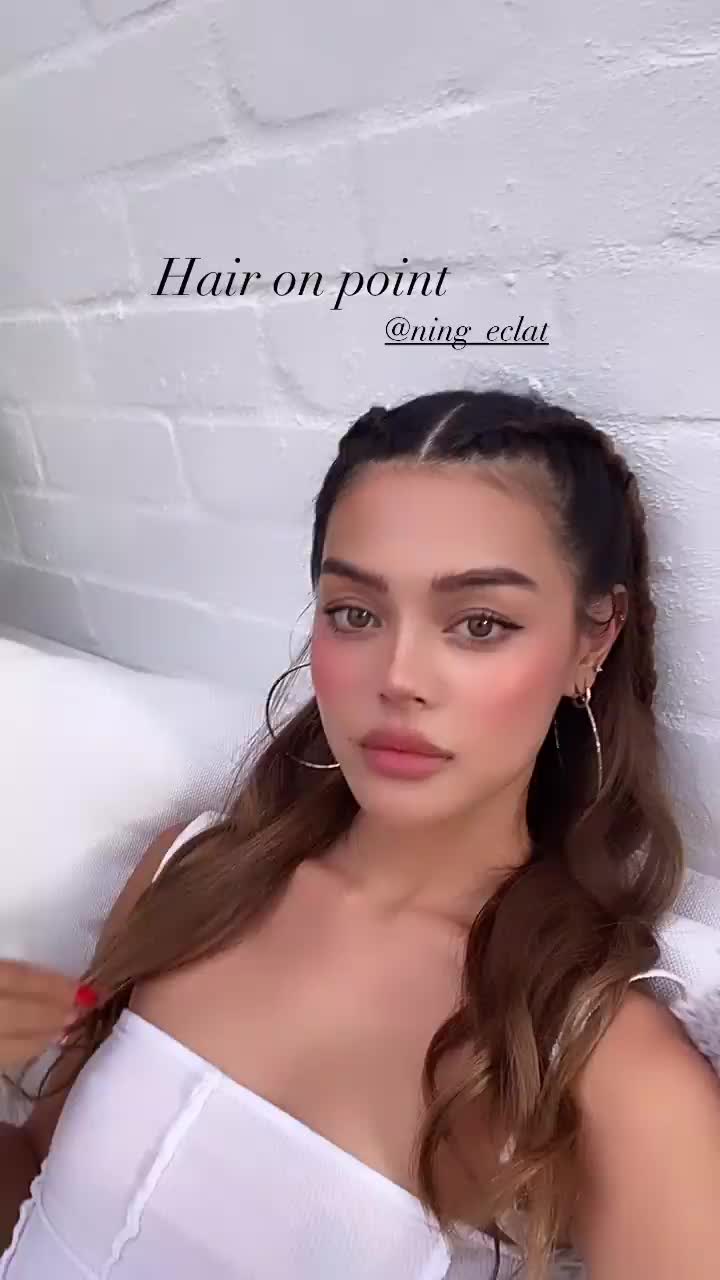 Feeling Herself | Scrolller