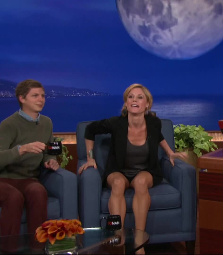 Julie Bowen "Iconic Leg Shot" | Scrolller