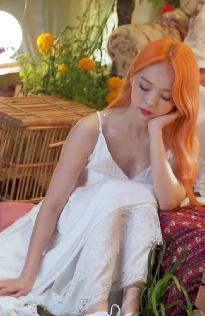 LOONA - Vivi | Scrolller