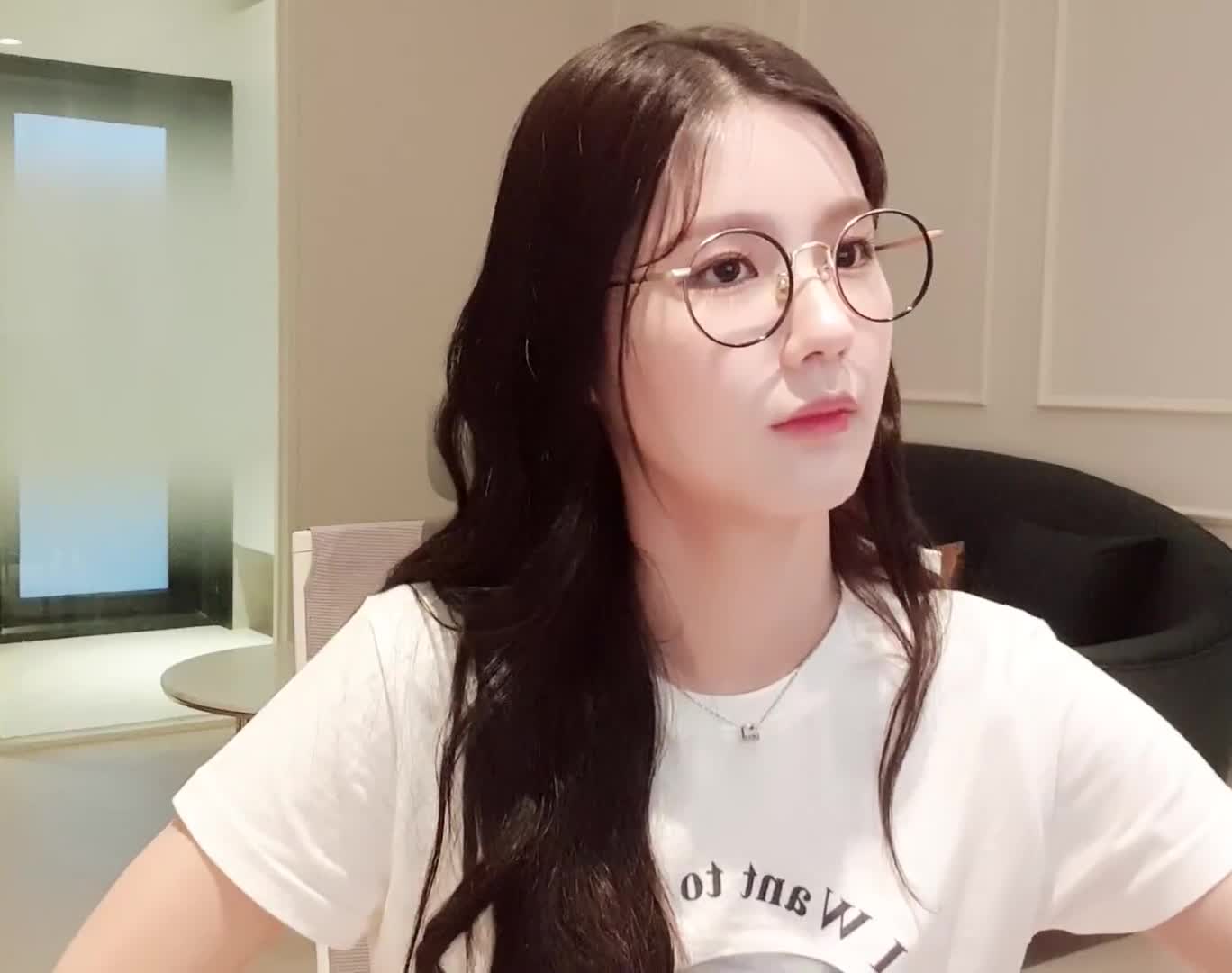 Miyeon Happy Dance (210709) | Scrolller