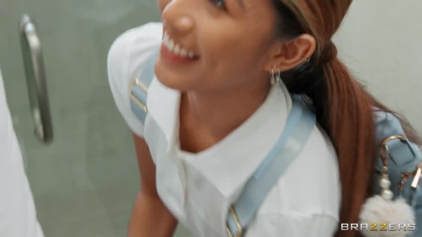 Clara Trinity - Coach Peepers Lends A Big Hand | Scrolller