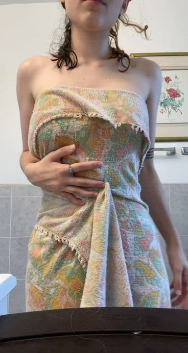 Uh oh, I dropped my towel | Scrolller