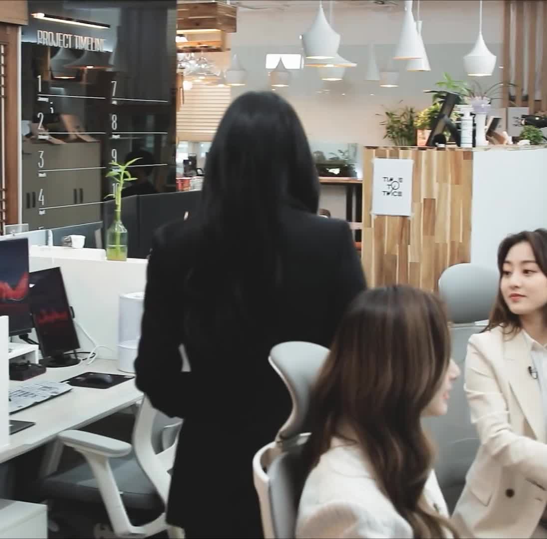 Chaeyoung awkward hug | Scrolller