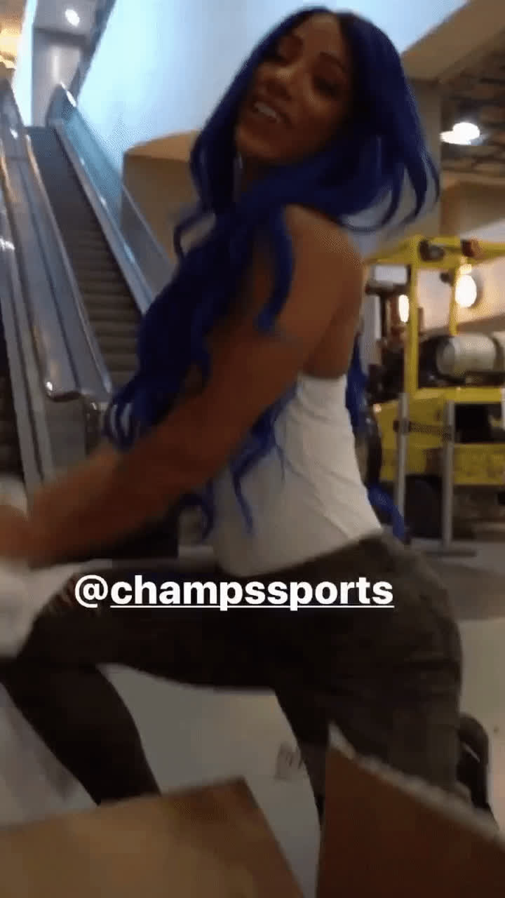 Sasha Banks Scrolller