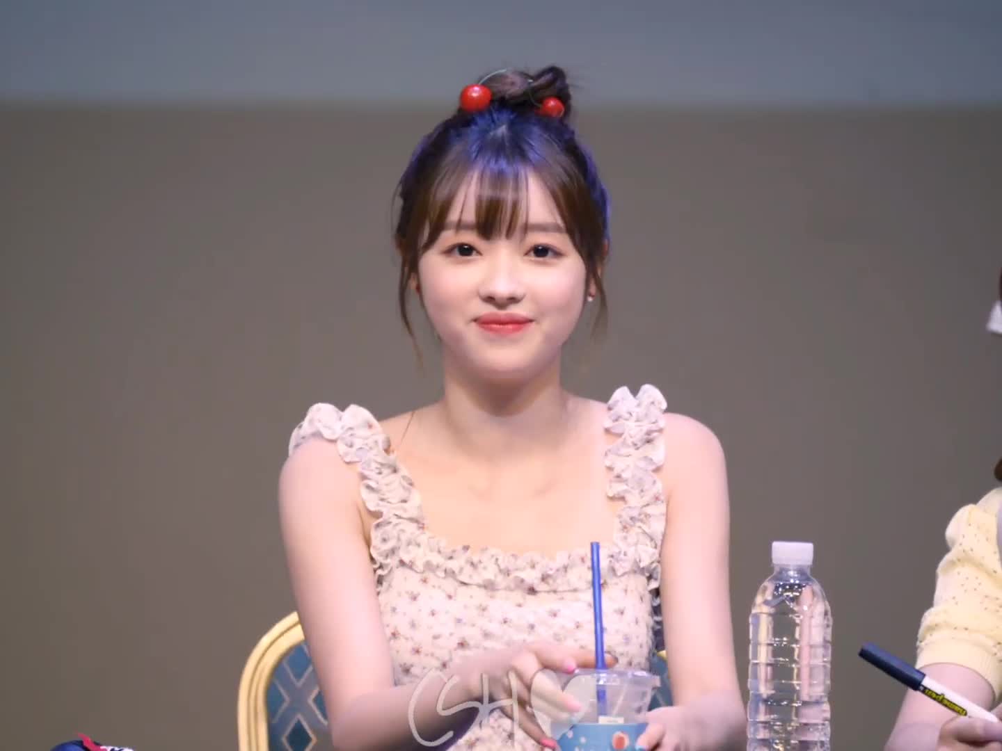 YooA – OMG | Scrolller