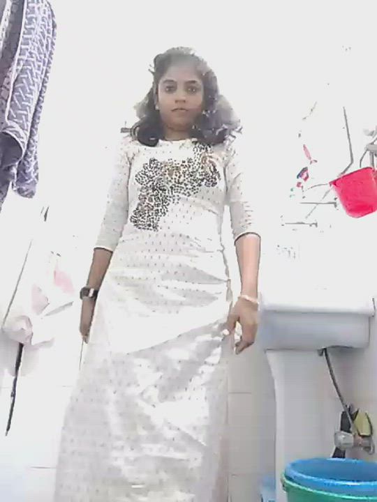 Cute girl flashing 🍑 | Scrolller