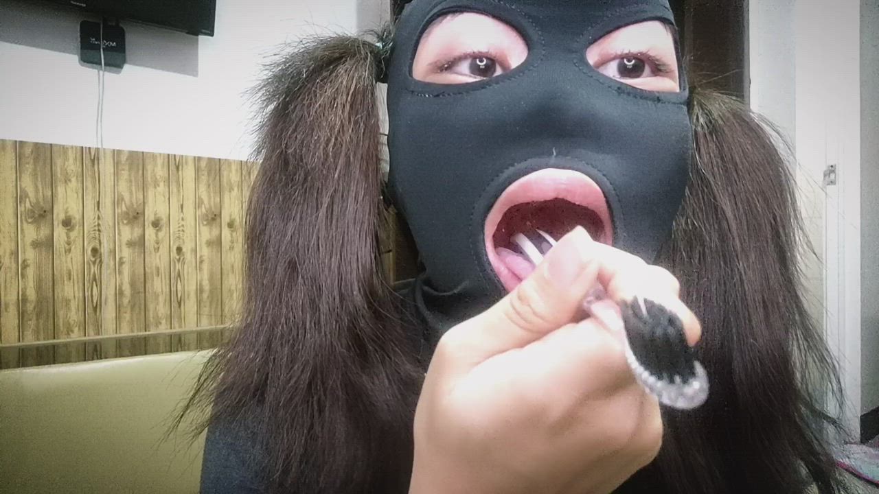 It's bedtime sis. Time to brush your teeth! | Scrolller