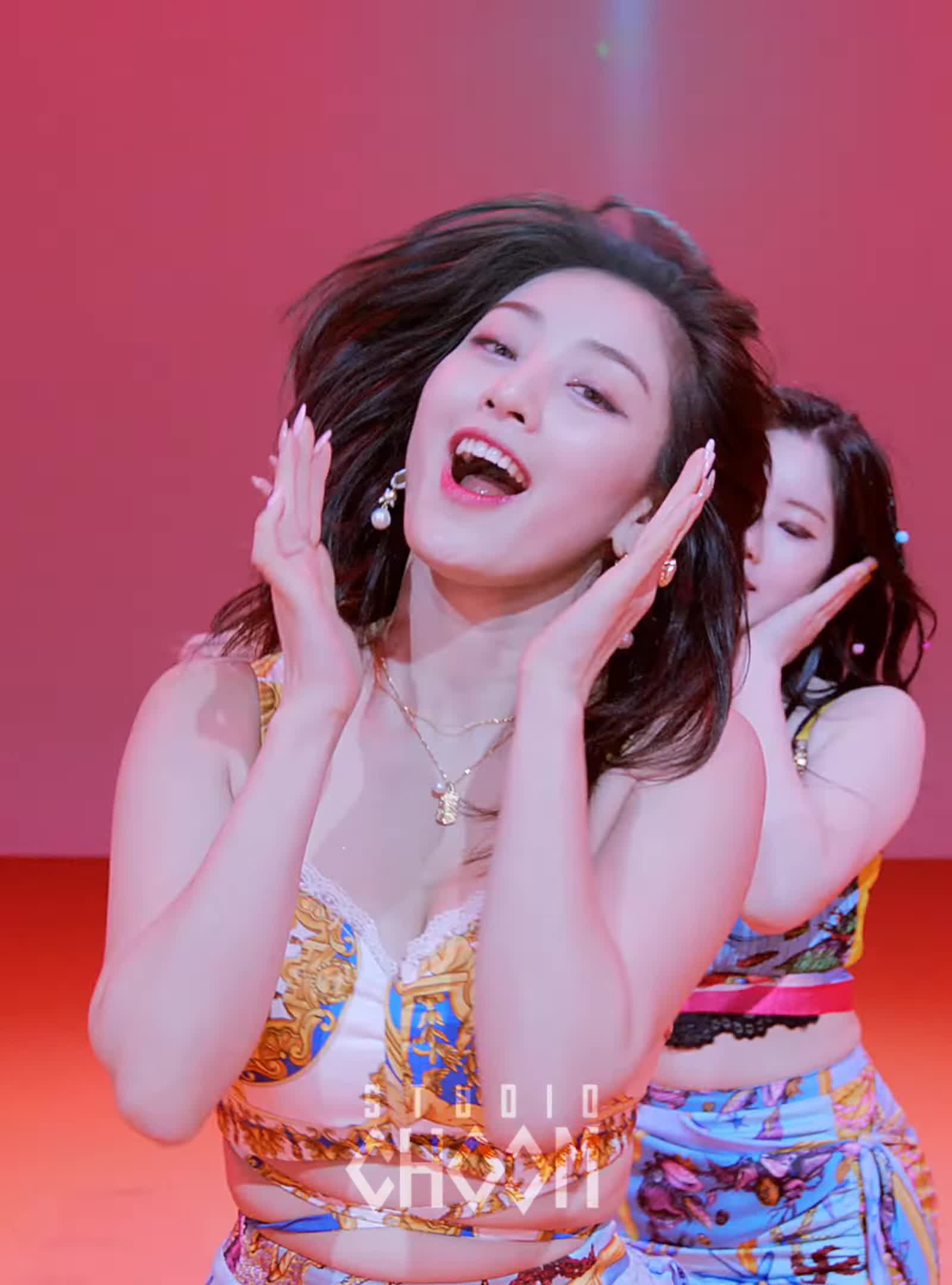 TWICE - Jihyo & Momo | Scrolller